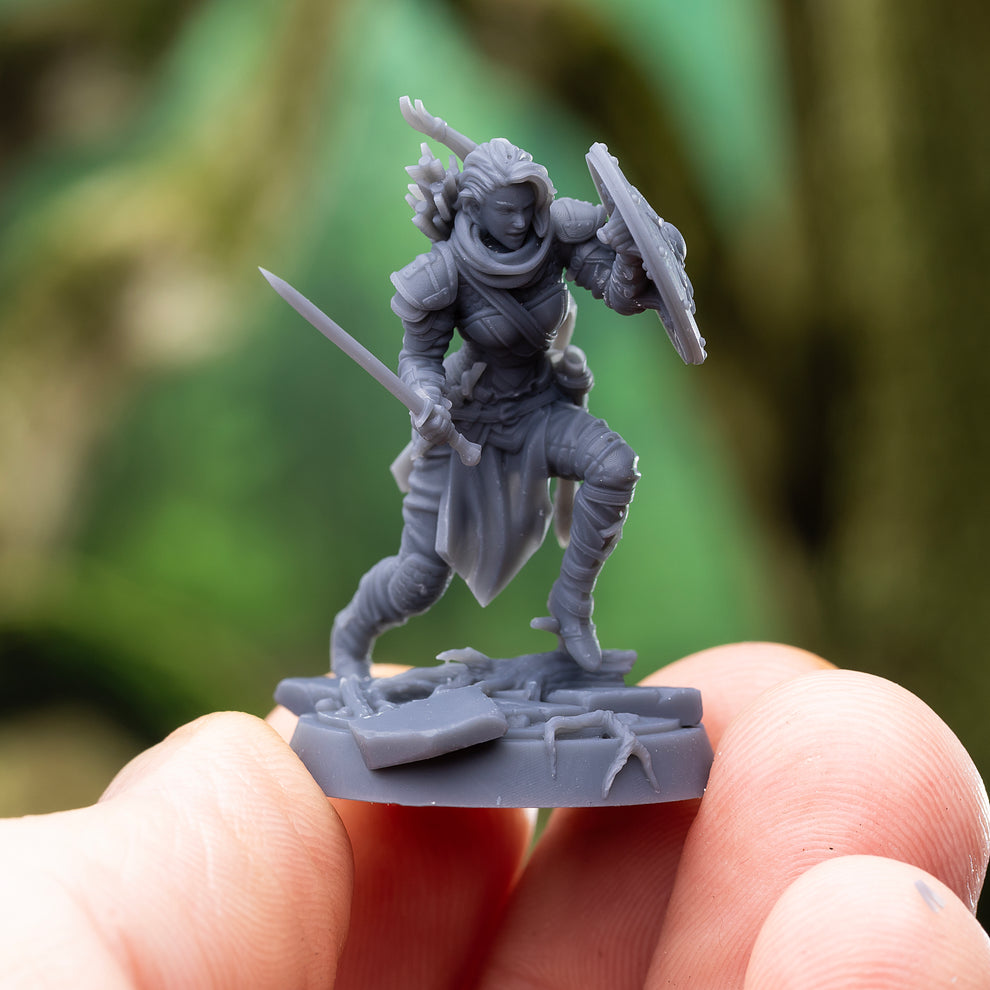 Female Fighter - Block and Strike | War King Miniatures